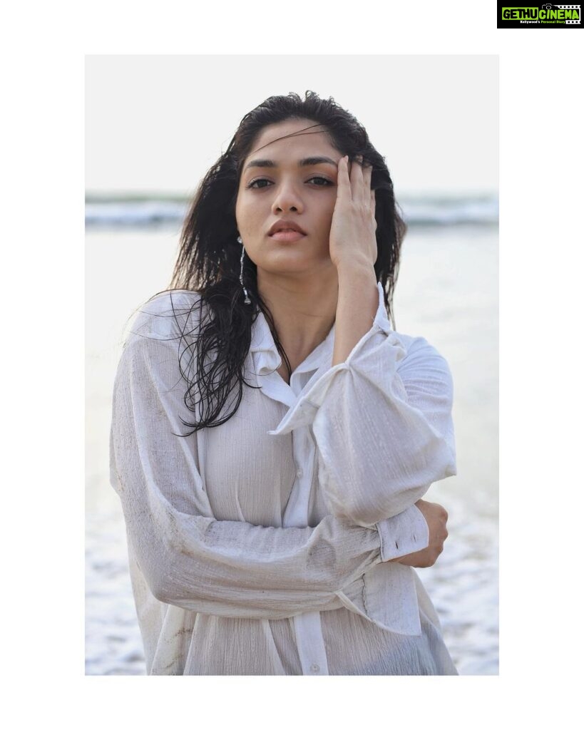 Actress Sunaina HD Photos and Wallpapers August 2022 - Gethu Cinema