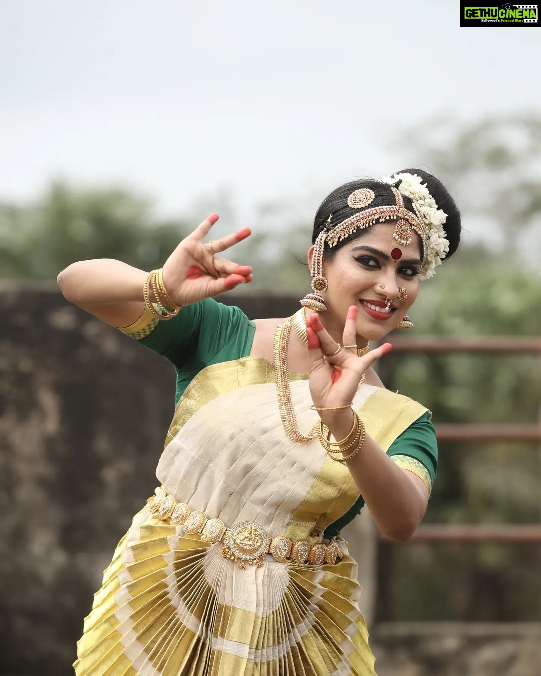 Swasika Instagram – Beautiful stills from the song Thaaruzhiyum from ...