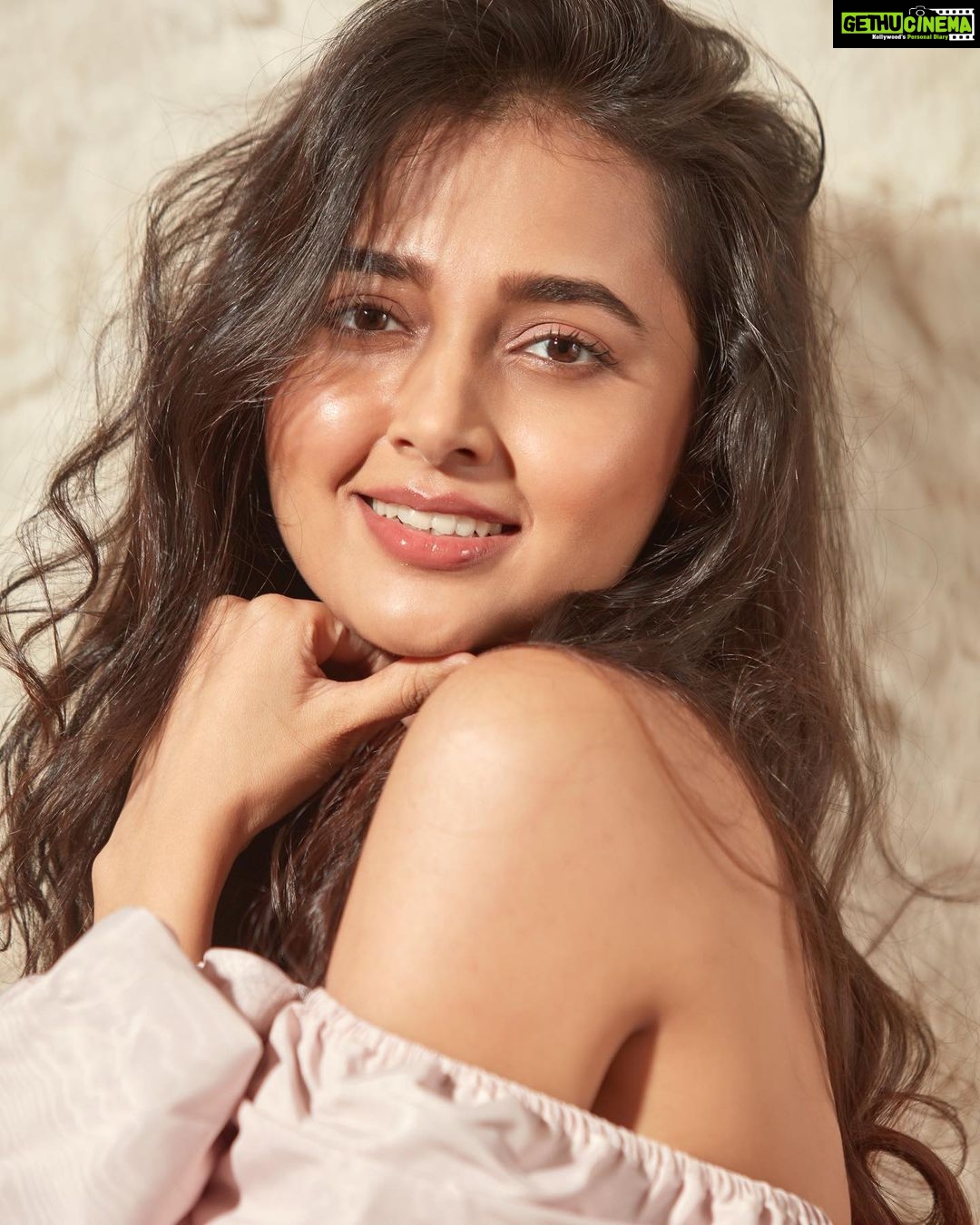 Actress Tejasswi Prakash HD Photos and Wallpapers September 2020 ...