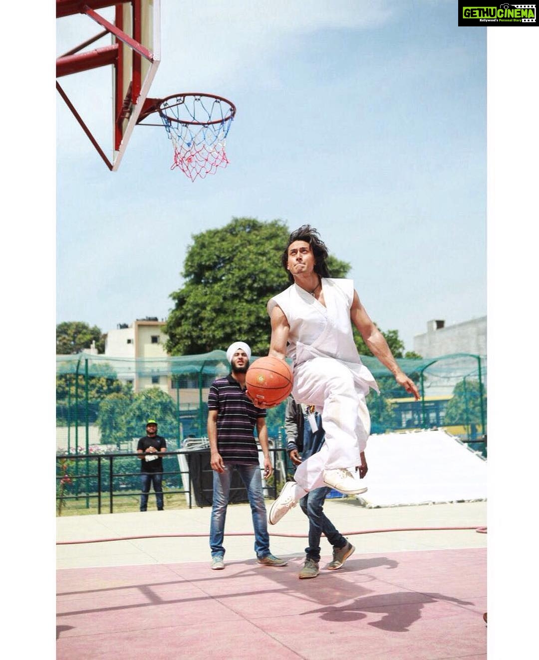 Tiger Shroff Instagram – #flyingjatt #warmup #afj #bts | Gethu Cinema
