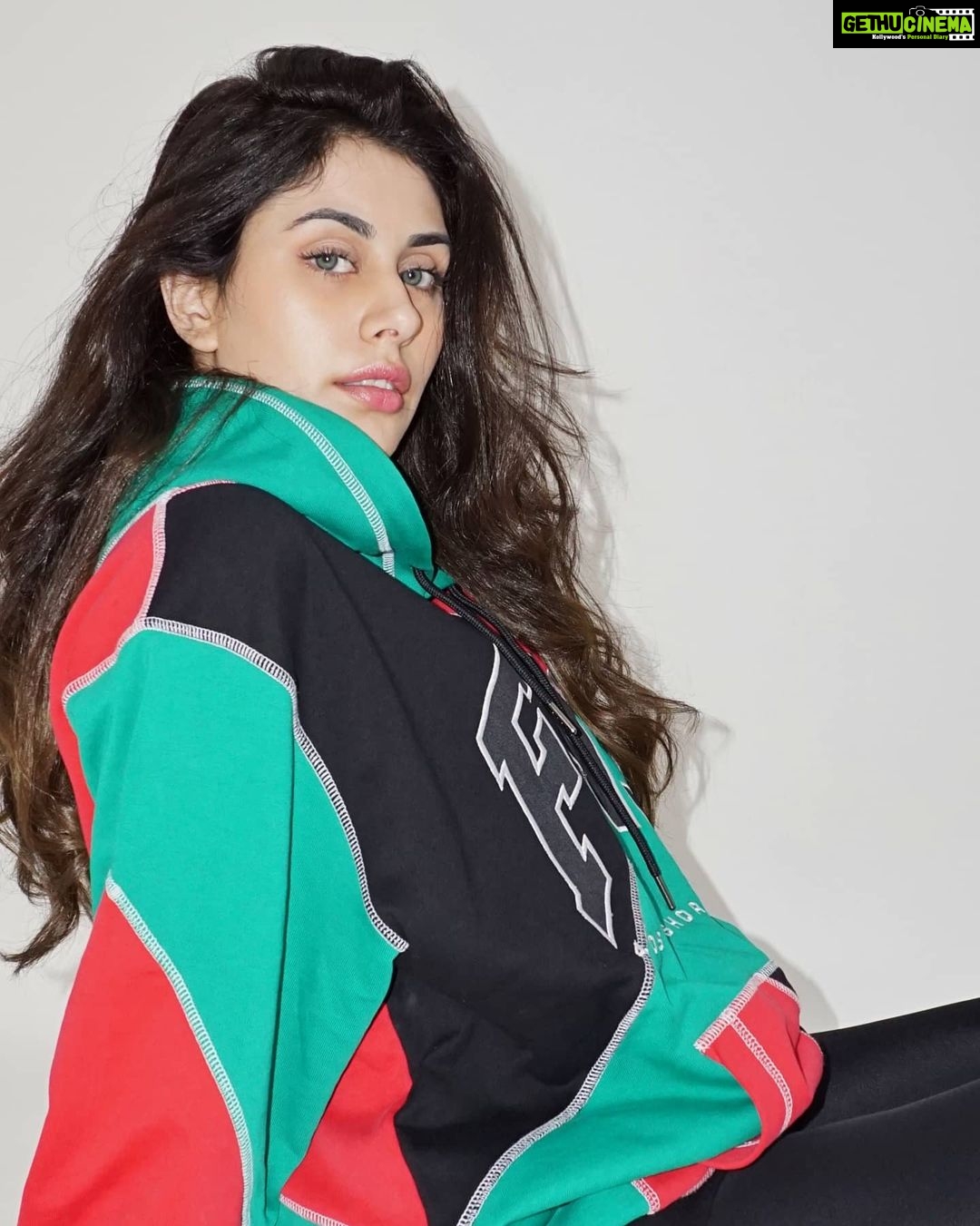 Warina Hussain Instagram - Downloaded some sparkle in my DNA 🧬👽 📸 ...