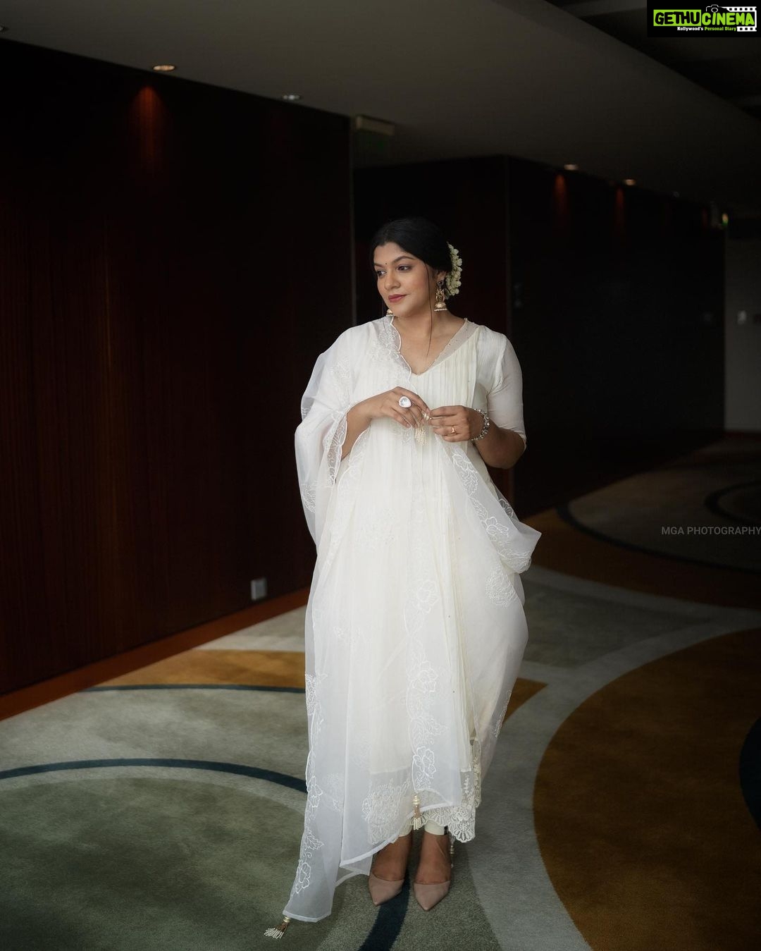 Aparna Balamurali Instagram – 💛 #3 📷 : @merin_georg Styling : @keepitstylish_by_ammu ...