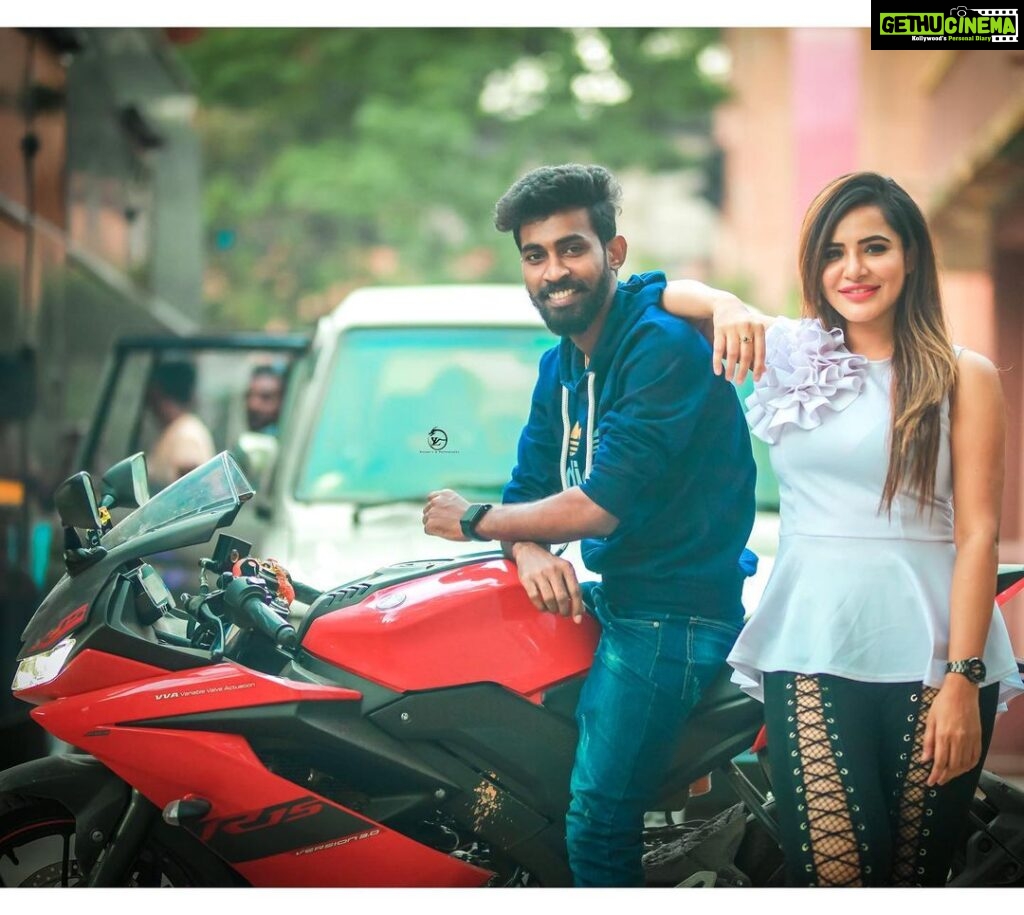 Actress Ashu Reddy HD Photos and Wallpapers October 2021 | Gethu Cinema