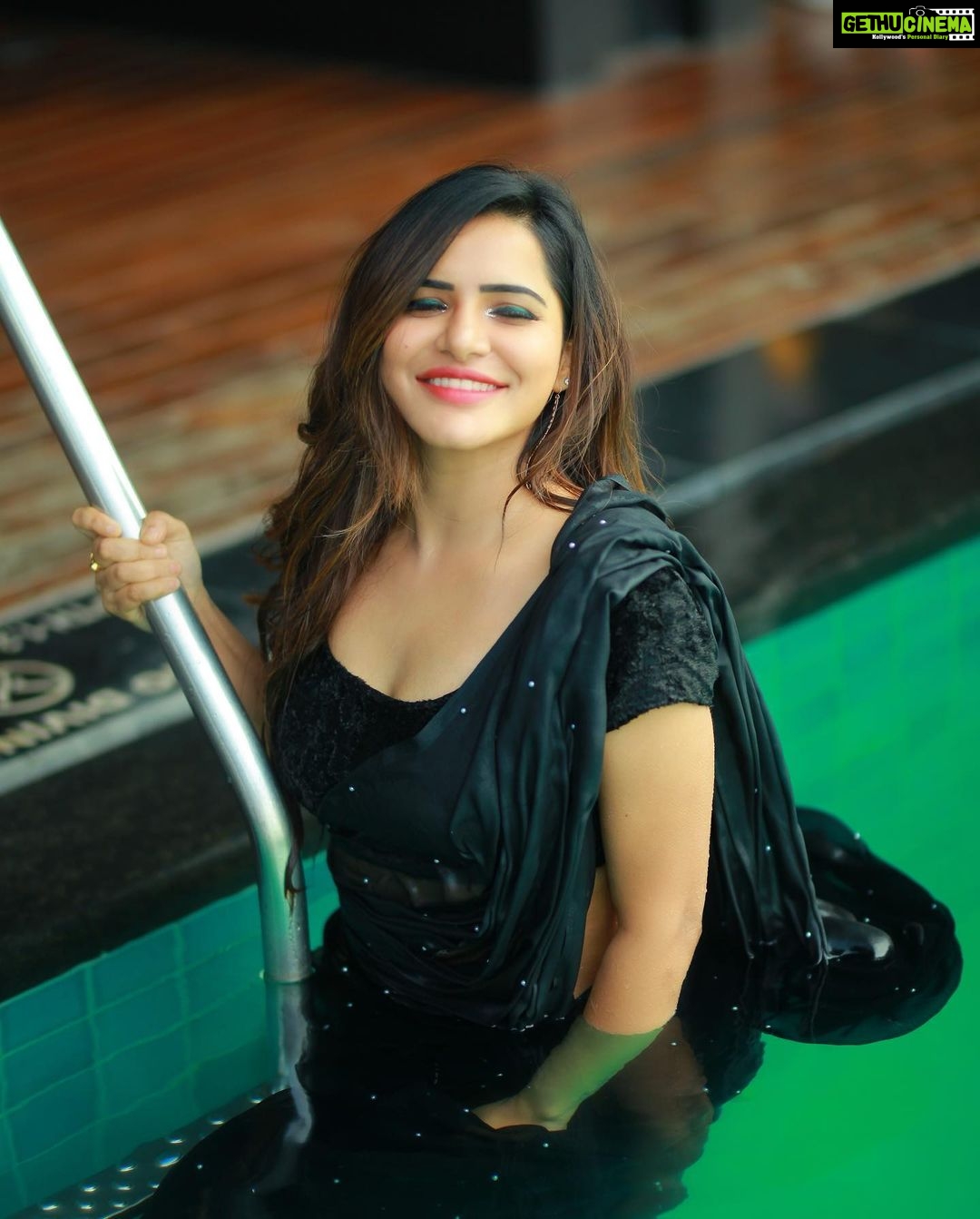 Actress Ashu Reddy HD Instagram Photos and Wallpapers January 2022 ...