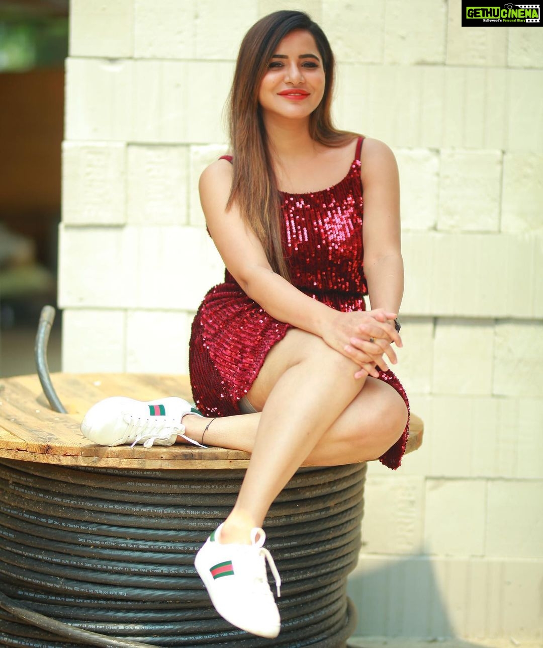 Actress Ashu Reddy HD Instagram Photos and Wallpapers October 2021 ...