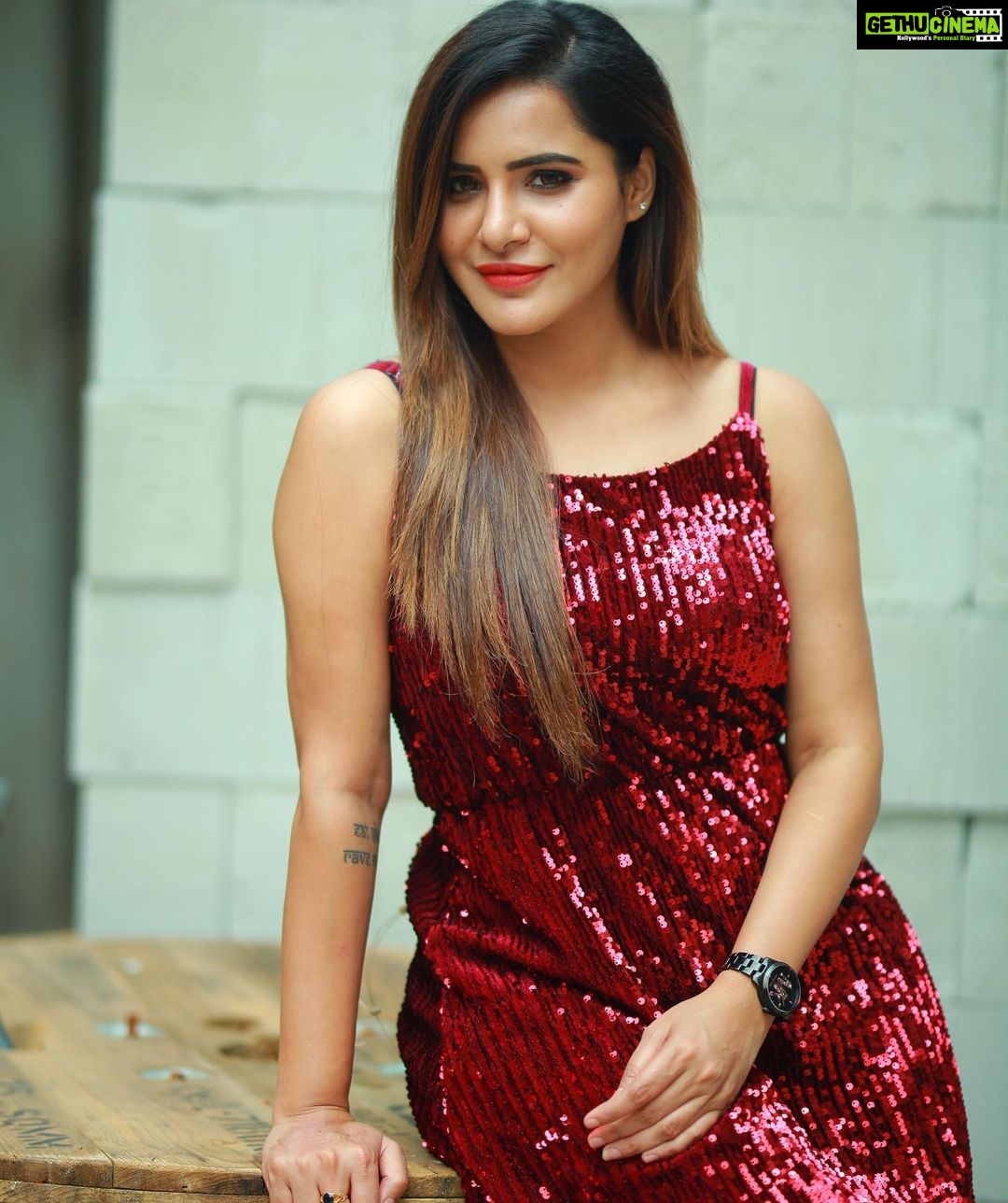 Actress Ashu Reddy HD Photos and Wallpapers October 2021 - Gethu Cinema