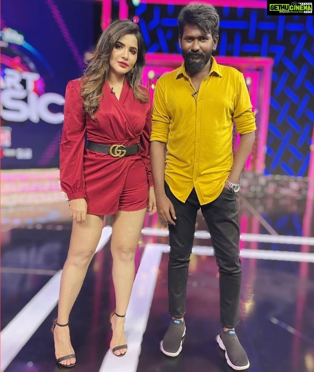 Ashu Reddy Instagram – The BIGG gang is coming to entertain you very ...