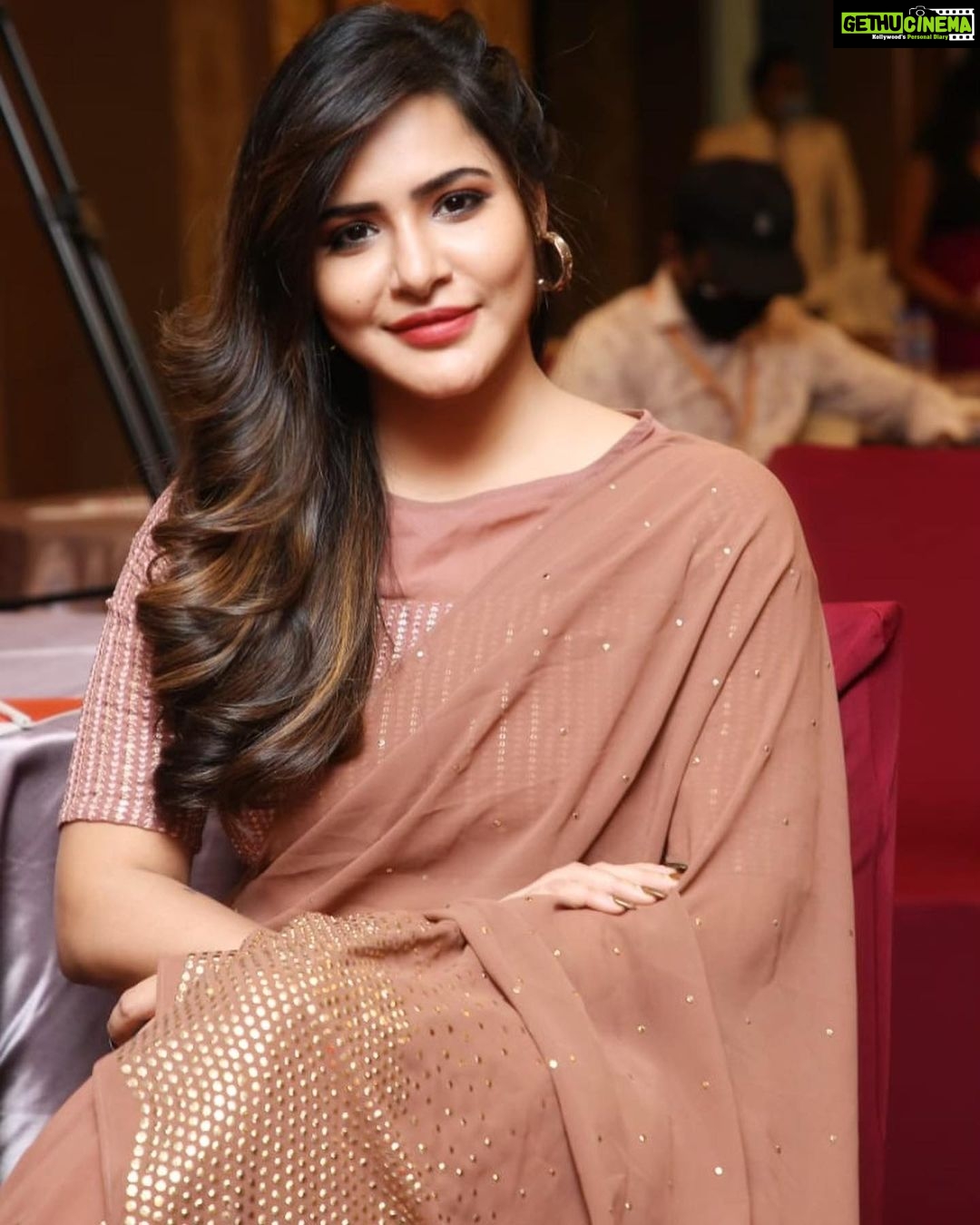 Actress Ashu Reddy HD Photos and Wallpapers May 2021 - Gethu Cinema