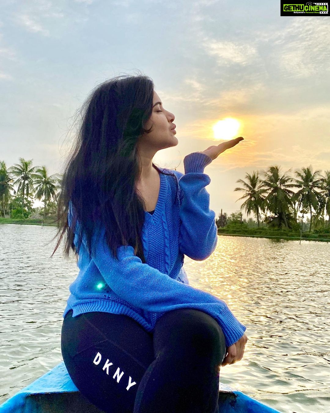 Ashu Reddy Instagram – Your better is going to be best from moment to ...