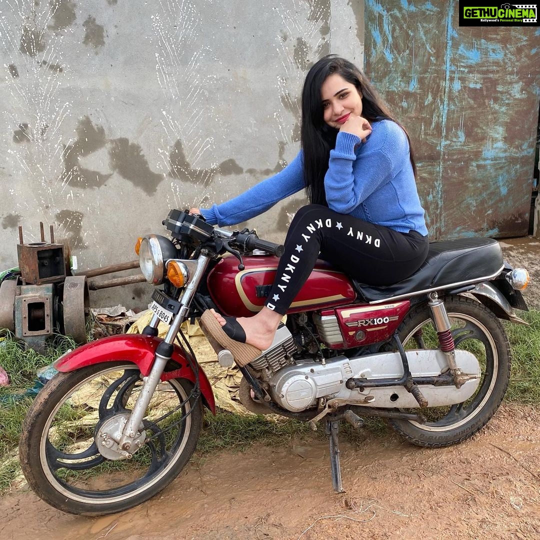 Ashu Reddy Instagram – Looking at you makes me smile, I meant the ...