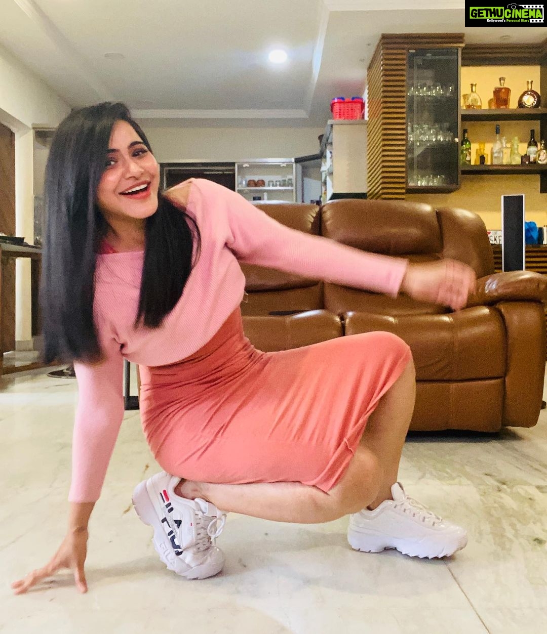 Ashu Reddy Instagram – Sat that side, fell down, sat this side. Sitting is common 😝 # ...