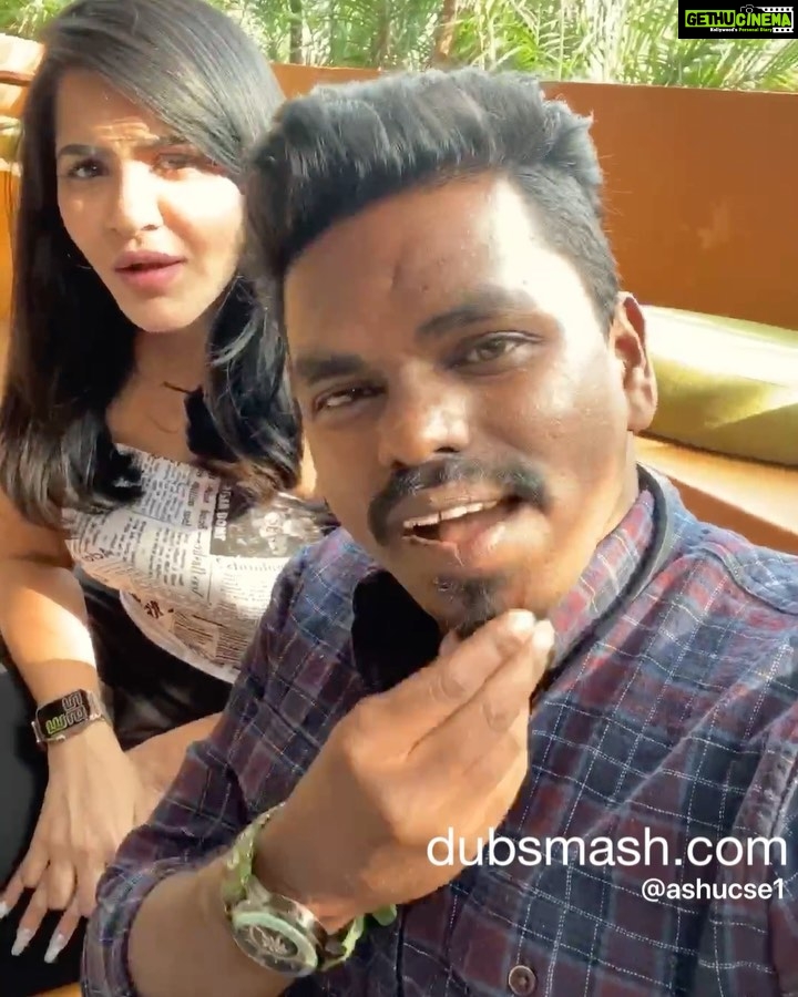Ashu Reddy Instagram – Mandatory fan moment 🌹😝 the “positive” man @darling_das | Gethu Cinema