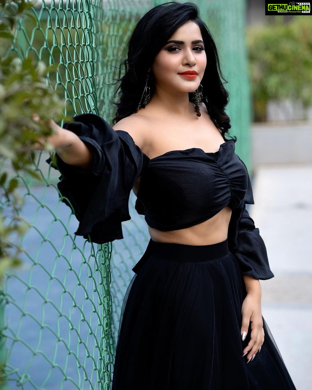 Actress Ashu Reddy HD Photos and Wallpapers March 2020 - Gethu Cinema