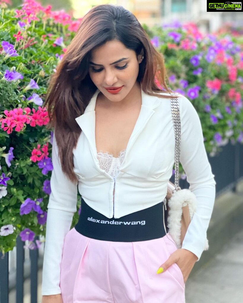 Actress Ashu Reddy HD Instagram Photos and Wallpapers August 2022 ...