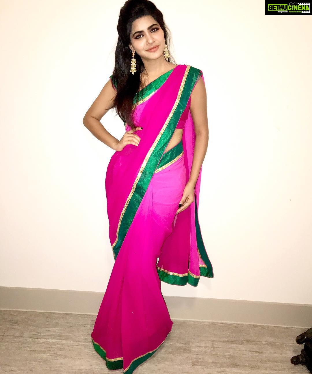 Ashu Reddy Instagram – Rose for a rose! 🌹💖 | Gethu Cinema