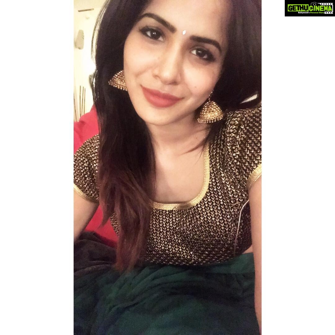 Ashu Reddy Instagram – •Whatever she wears, she’s beautiful• -Selena ...