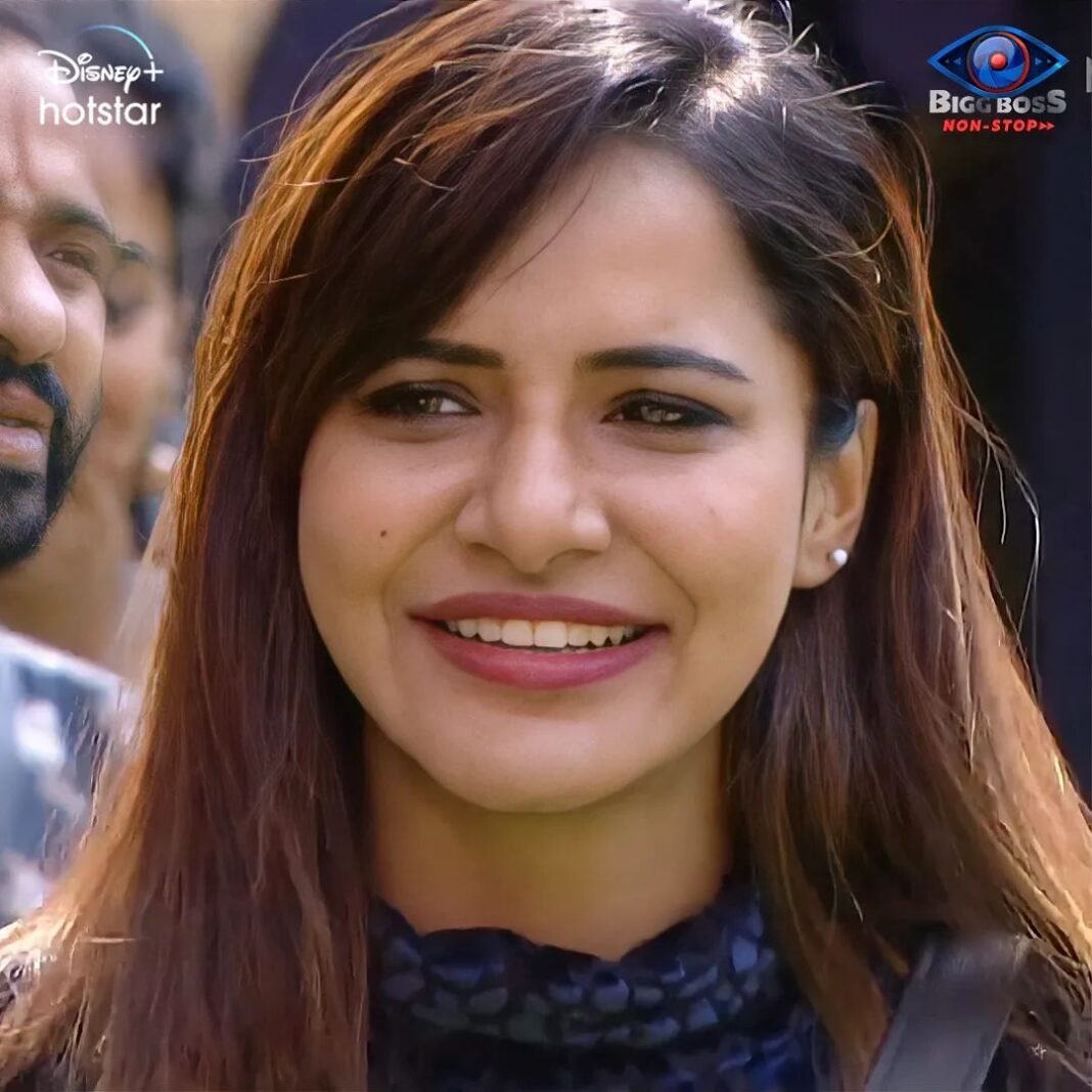 Actress Ashu Reddy HD Photos and Wallpapers May 2022 - Gethu Cinema