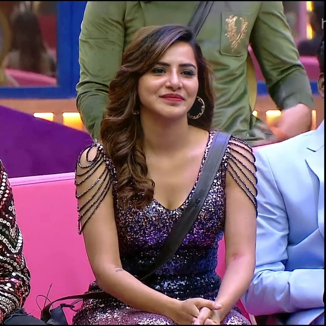 Actress Ashu Reddy HD Photos and Wallpapers March 2022 | Gethu Cinema