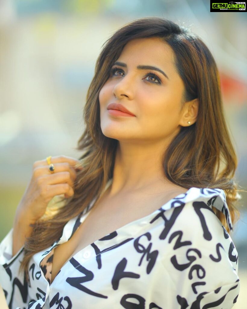 Actress Ashu Reddy HD Photos and Wallpapers February 2022 - Gethu Cinema