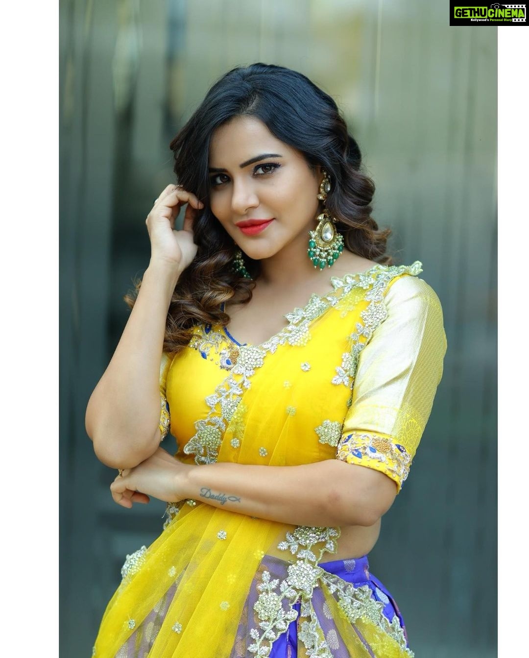 Ashu Reddy Instagram – Happy Sankranti everyone!!🌸🎊💜🐣🐔 Styled by ...