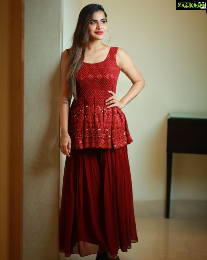 Actress Ashu Reddy HD Instagram Photos and Wallpapers December 2021 ...