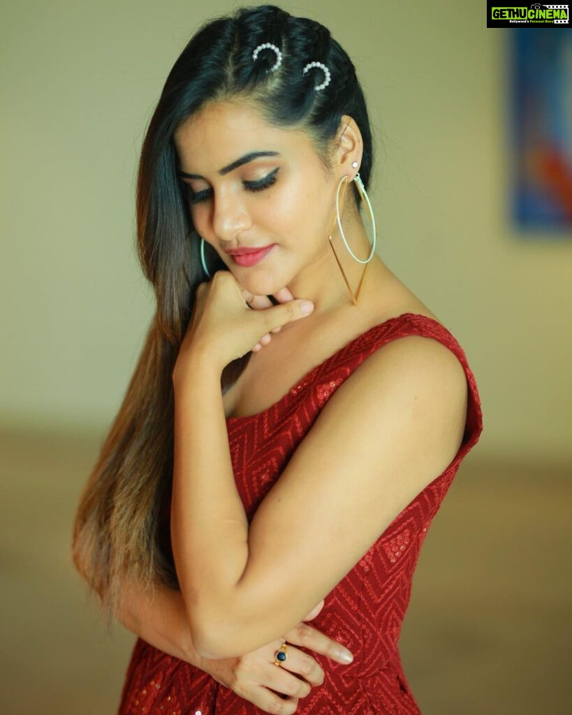 Actress Ashu Reddy HD Instagram Photos and Wallpapers December 2021 ...