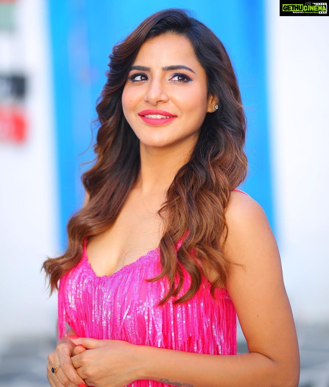 Actress Ashu Reddy HD Photos and Wallpapers September 2022 | Gethu Cinema