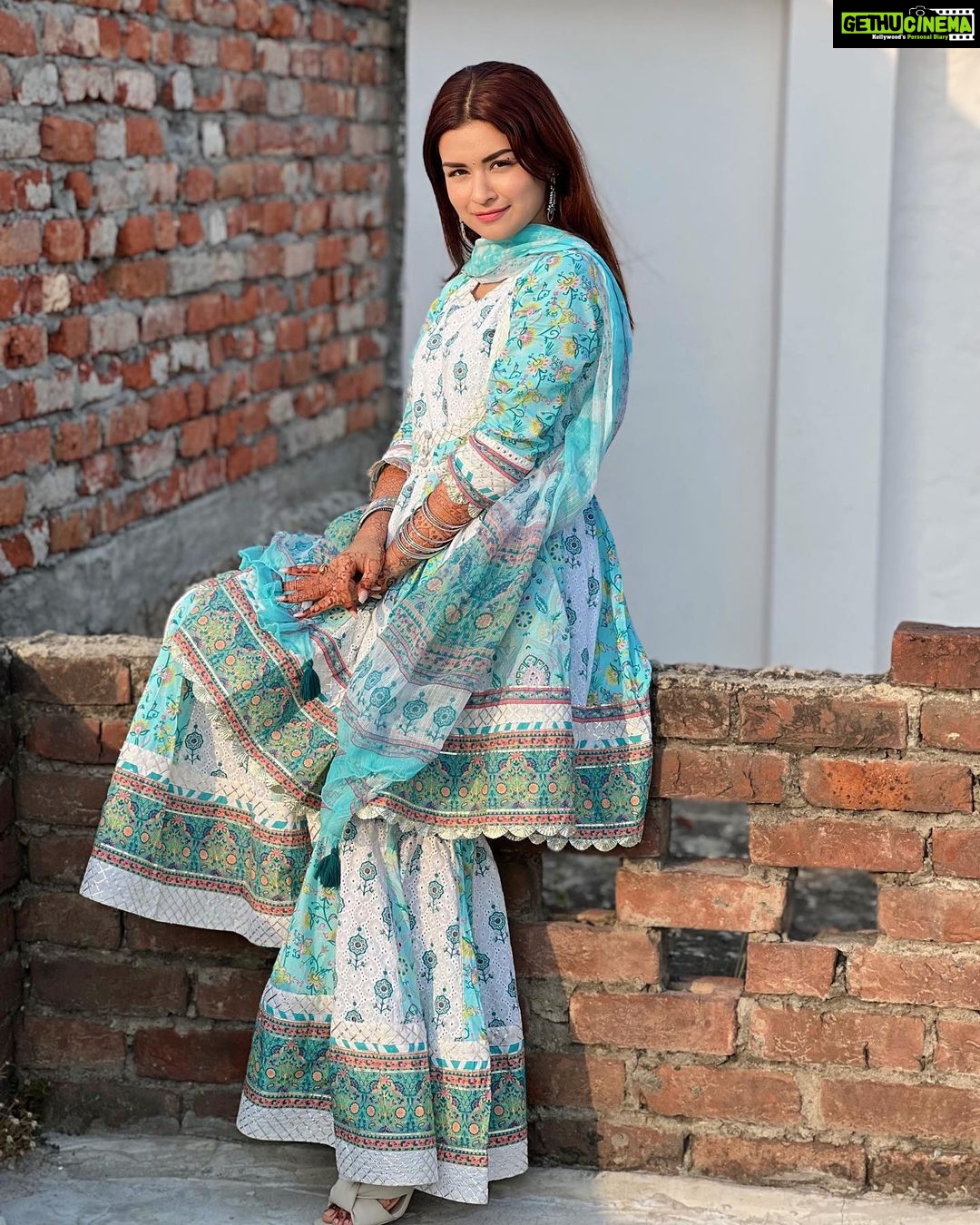 Avneet Kaur Instagram - Nain ta heere warge 💙🤍 #nofilter Wearing ...