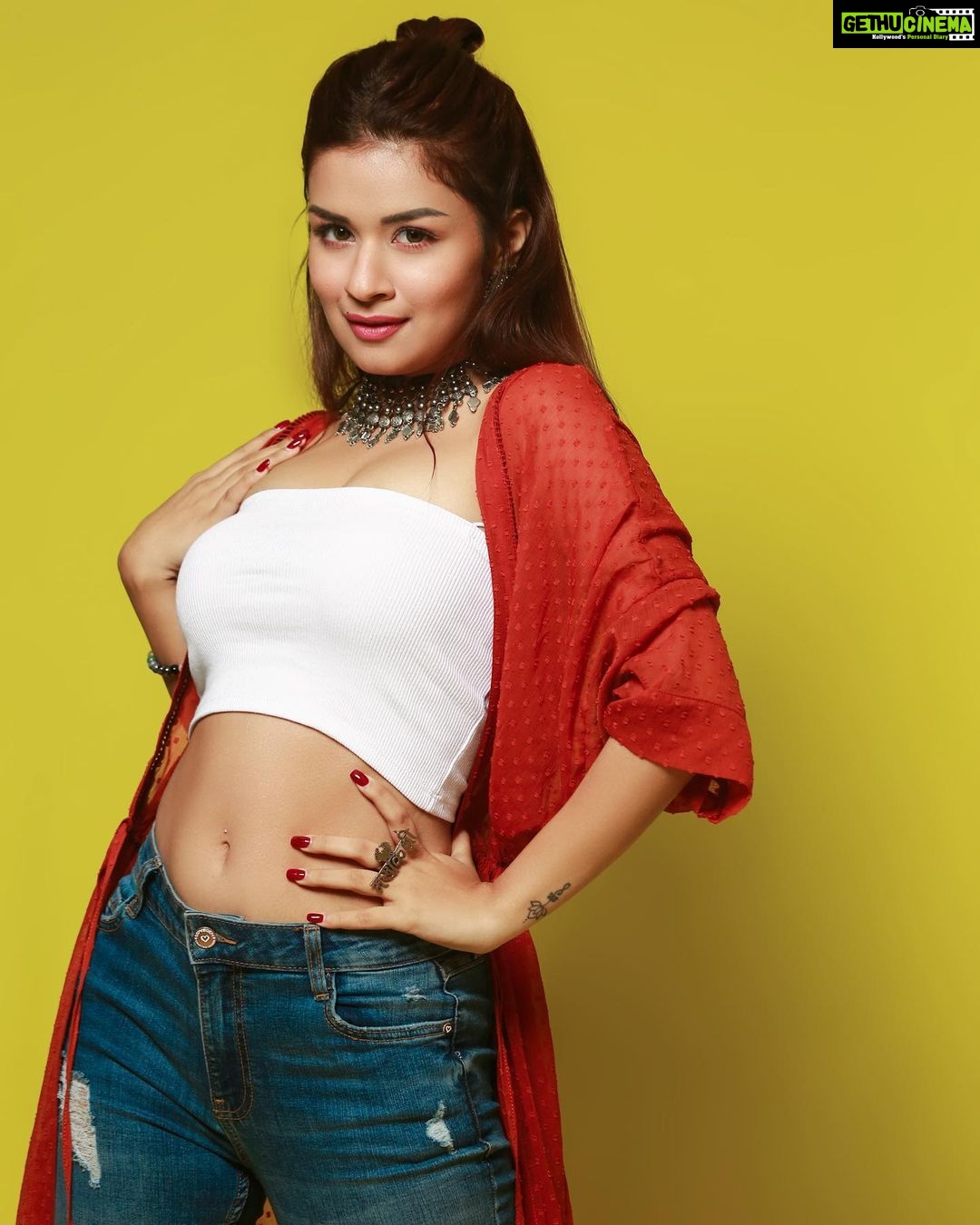 Avneet Kaur Instagram – Kesariyo rang promotions day 1 🧡🍁 📸 ...