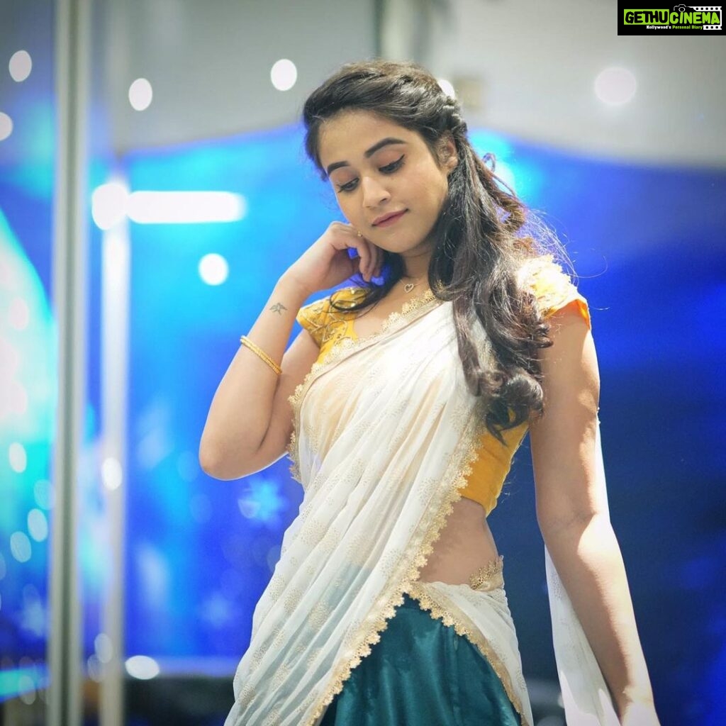Actress Deepthi Sunaina HD Photos and Wallpapers June 2019 - Gethu Cinema