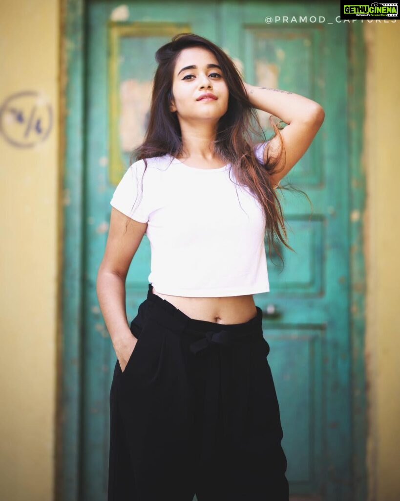 Actress Deepthi Sunaina HD Photos and Wallpapers August 2018 - Gethu Cinema