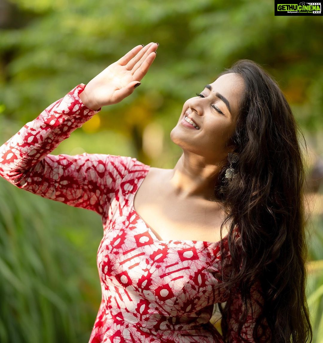 Deepthi Sunaina Instagram – I have no energy for hate. 🤓 I either love ...