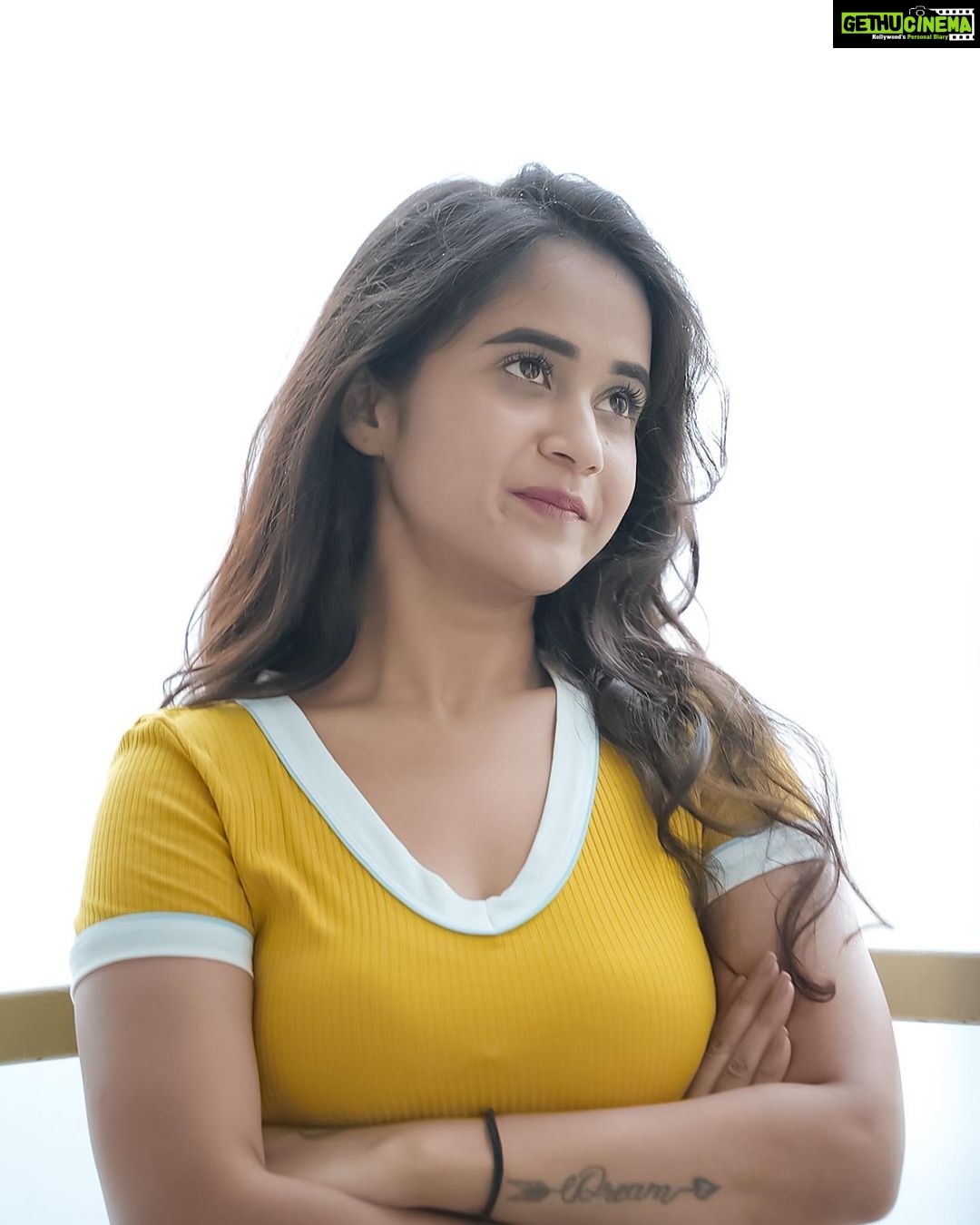 Actress Deepthi Sunaina HD Instagram Photos and Wallpapers September ...