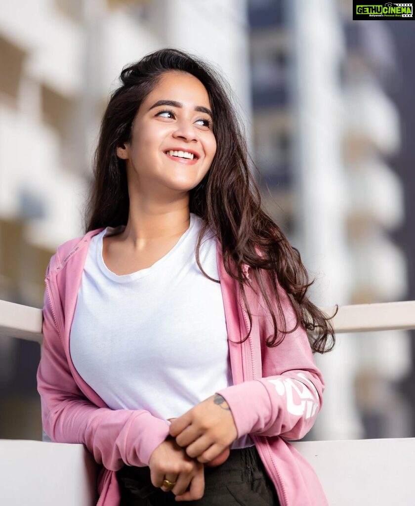 Actress Deepthi Sunaina HD Photos and Wallpapers March 2021 | Gethu Cinema