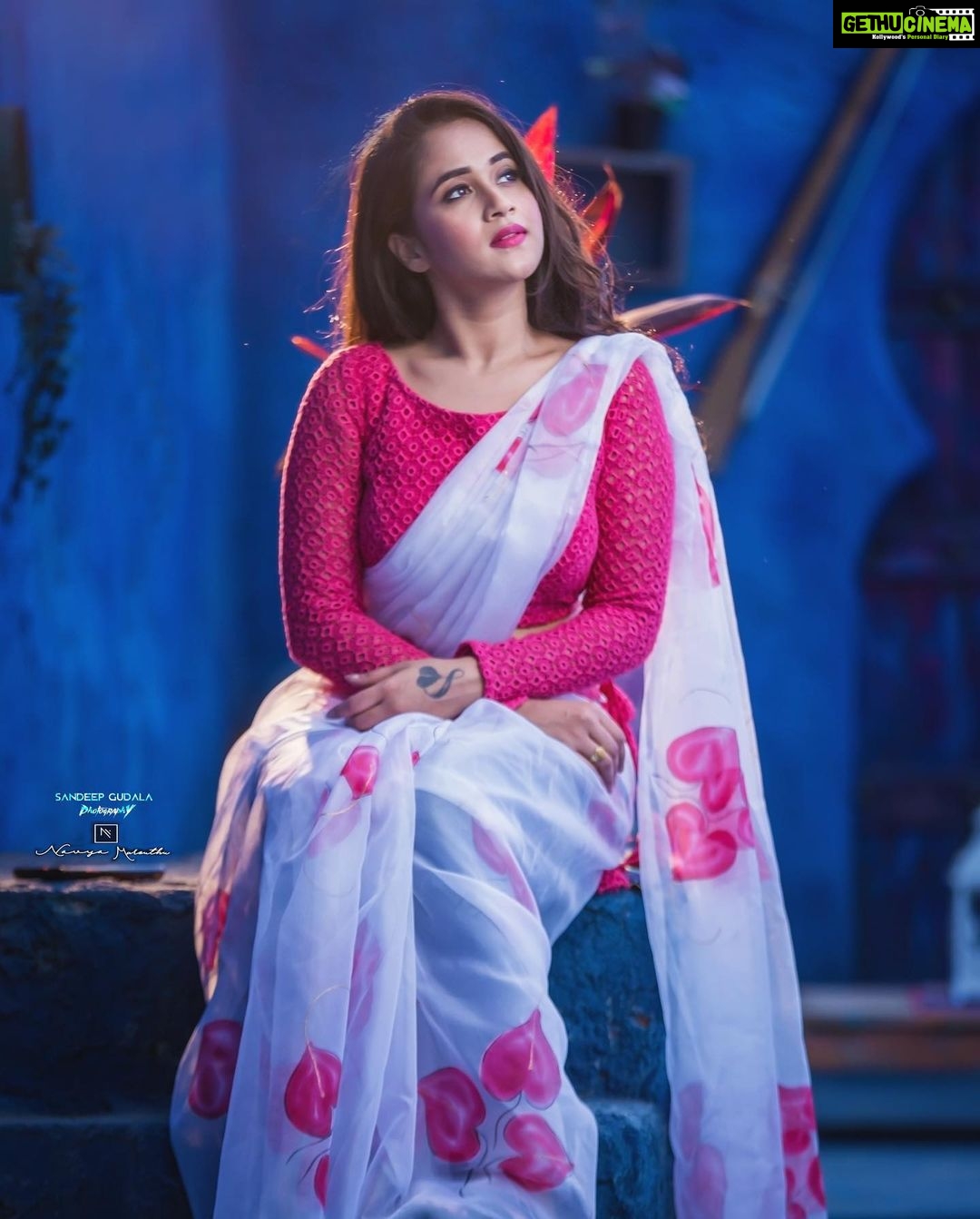 Actress Deepthi Sunaina HD Instagram Photos and Wallpapers October 2022 ...