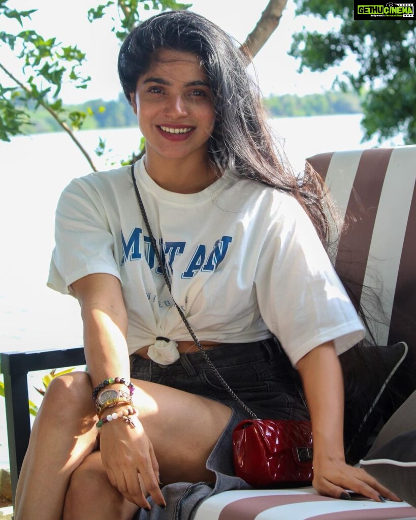 Actress Divya Bharathi Hd Photos And Wallpapers October 2022 Gethu Cinema