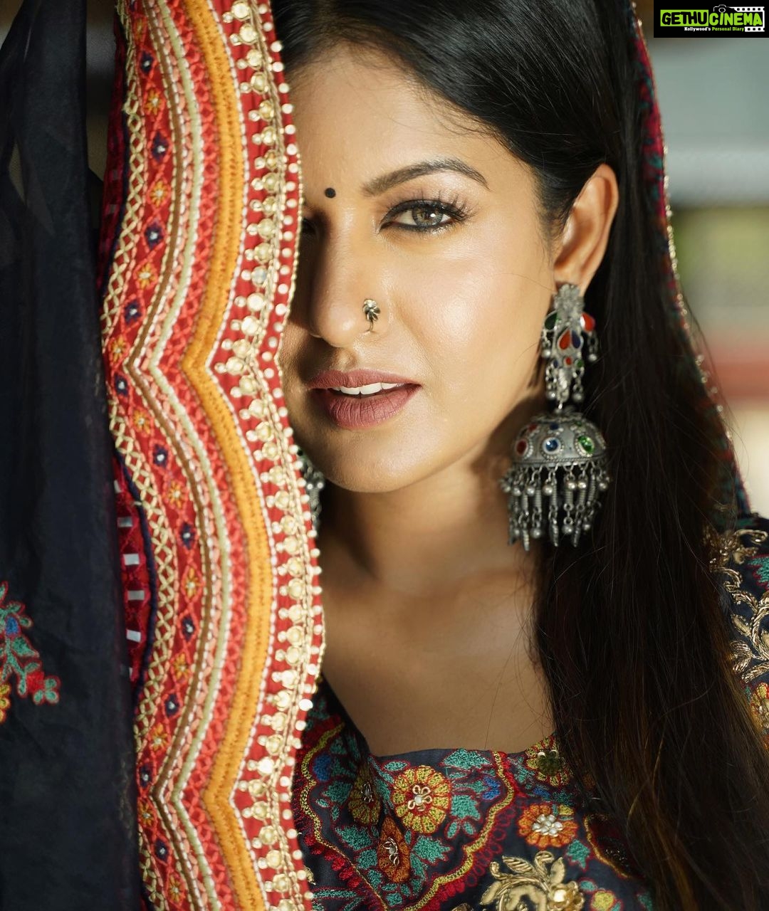 Ishita Dutta Instagram – Navratri ke Navrang Episode 2: Laal Styled by ...
