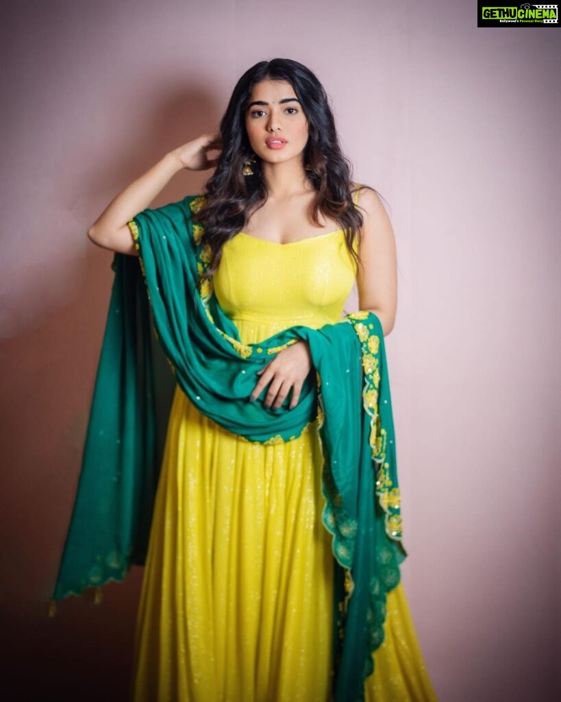 Ketika Sharma Instagram - flower anukuntunava? 🔥! Outfit - @tanva_by ...