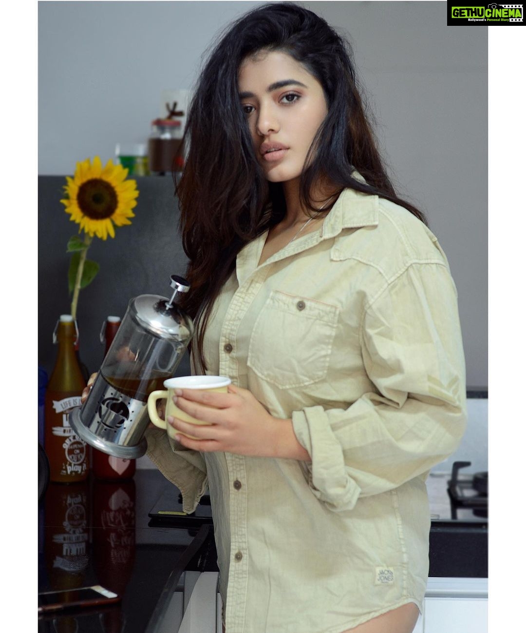 Ketika Sharma Instagram – Coffeeholic ☕️ Good morning Fam ️ 📸 – @shazzalamphotography 🔥 #kichen ...