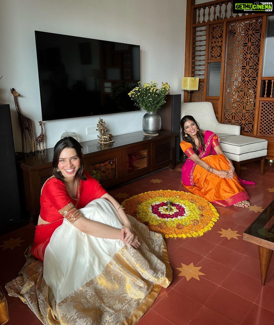 Malavika Mohanan Instagram – Happy Onam to all you lovely people! ♥️ 🌾🌺 ...