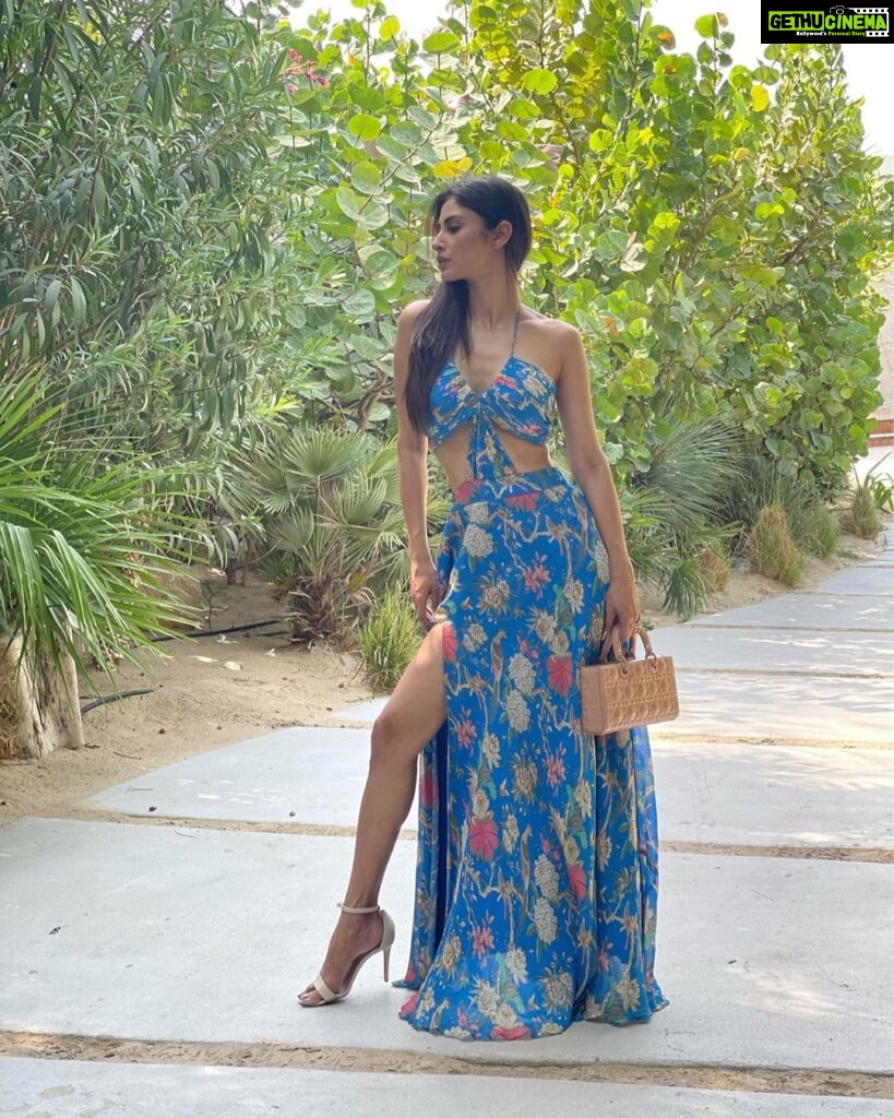 Actress Mouni Roy HD Instagram Photos and Wallpapers September 2022 ...