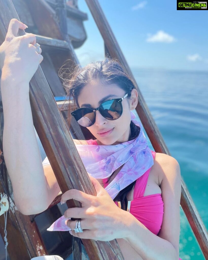 Actress Mouni Roy HD Instagram Photos and Wallpapers September 2022 ...
