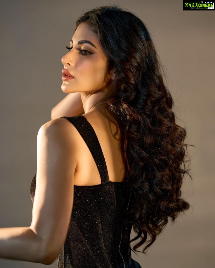 Actress Mouni Roy HD Instagram Photos and Wallpapers October 2022 ...
