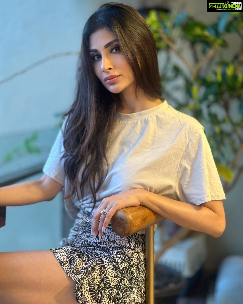 Actress Mouni Roy HD Instagram Photos and Wallpapers September 2022 ...