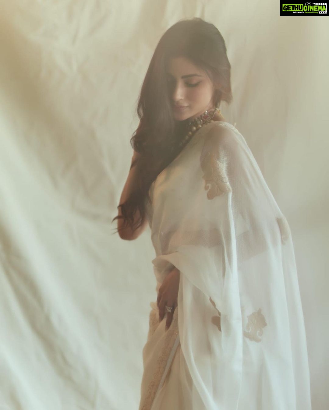Actress Mouni Roy HD Instagram Photos and Wallpapers October 2022 ...