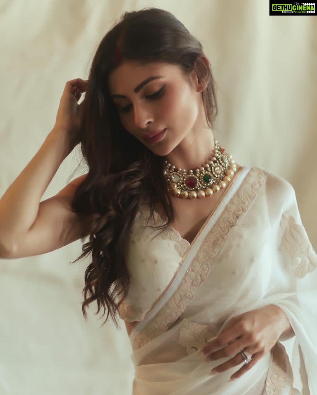 Actress Mouni Roy HD Instagram Photos and Wallpapers October 2022 ...