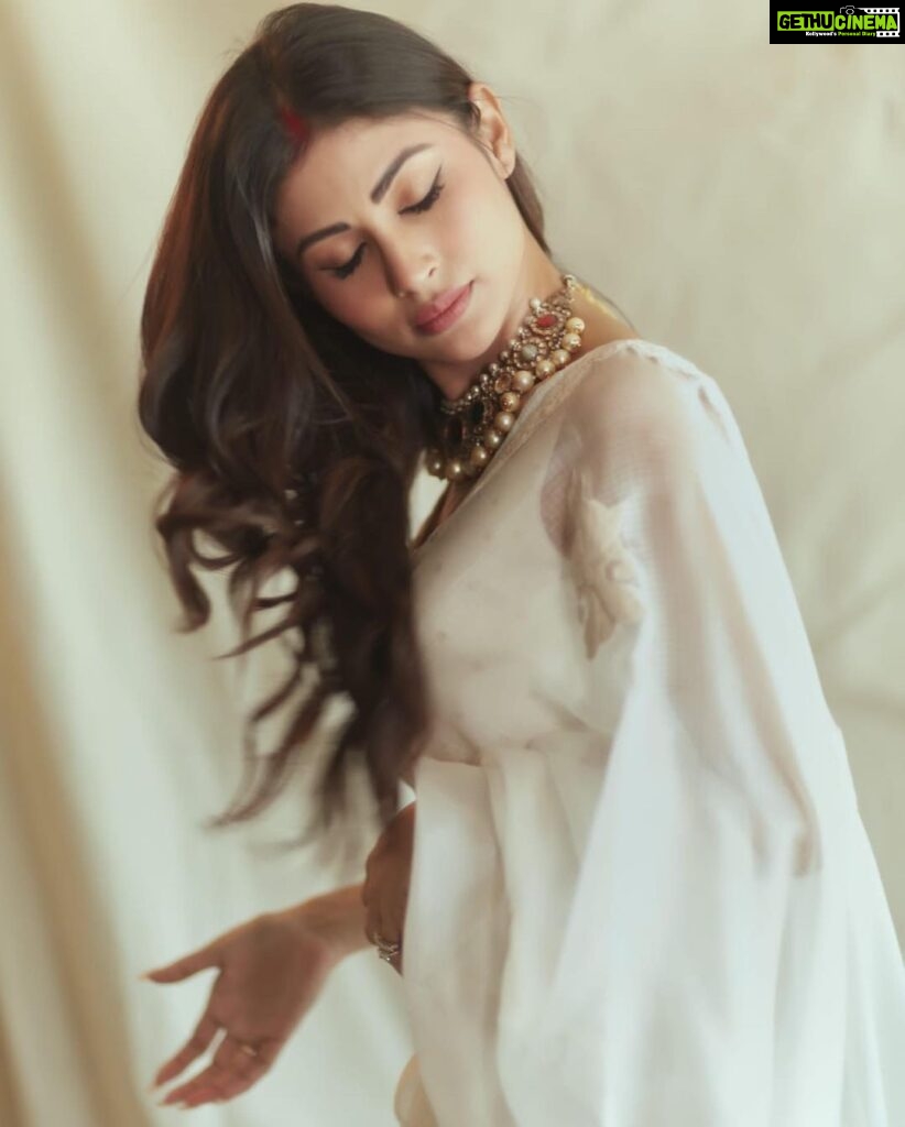 Actress Mouni Roy HD Instagram Photos and Wallpapers October 2022 ...
