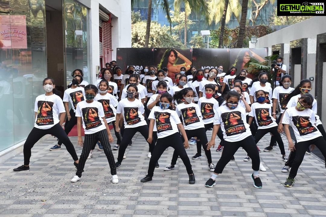 Nora Fatehi Instagram – What an AMAZING SURPRISE flash mob THANK u guys ...