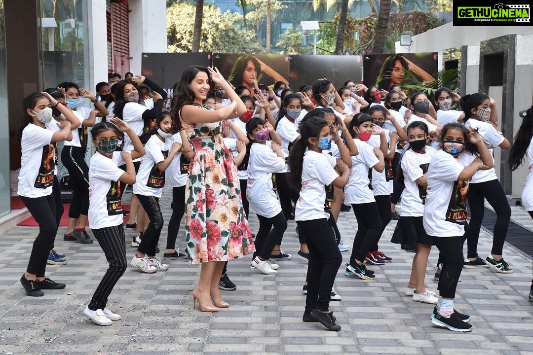 Nora Fatehi Instagram – What an AMAZING SURPRISE flash mob THANK u guys ...