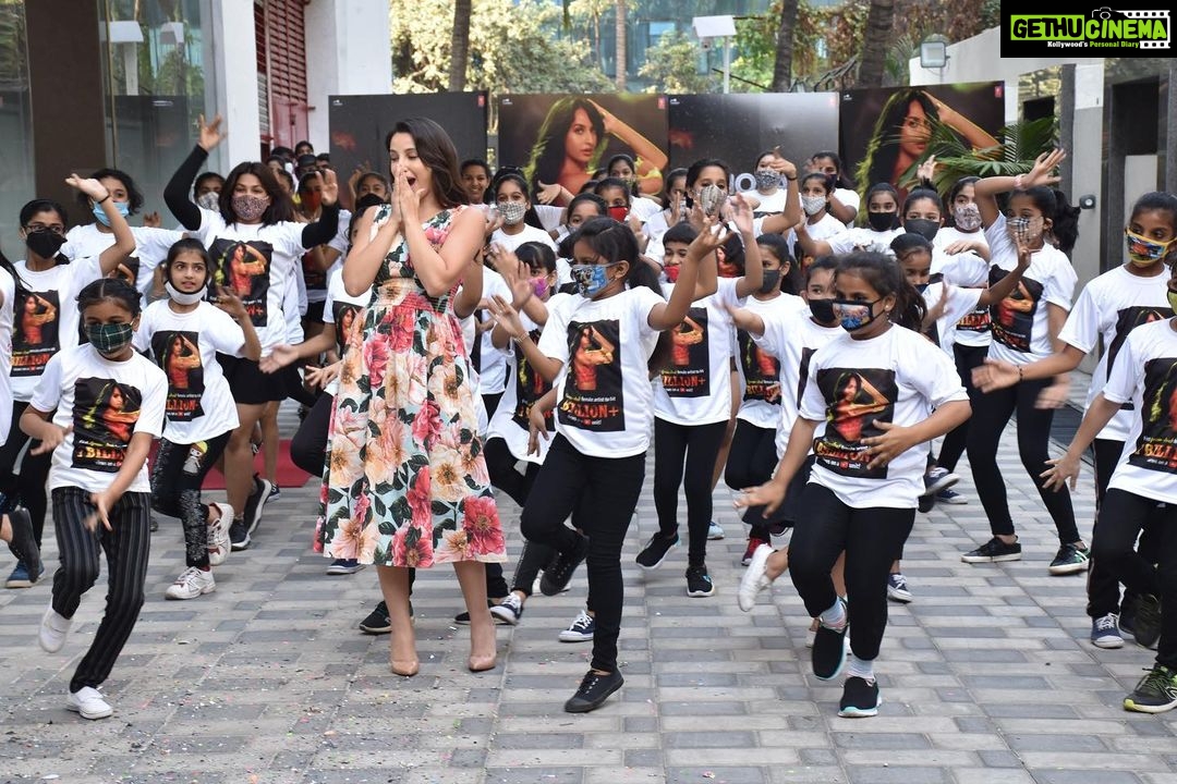 Nora Fatehi Instagram – What an AMAZING SURPRISE flash mob THANK u guys ...